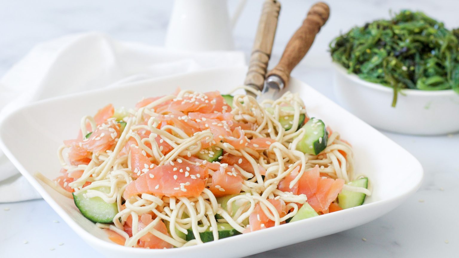 Sushi noedels met zalm, komkommer en sesamzaadjes - Charlie's Kitchen